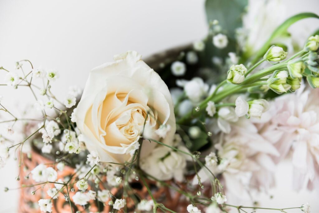 Messages to Write When Sending Flowers: Tips and Examples